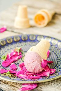 Rose petals ice cream. Home made. - Klaudyna Hebda Blog